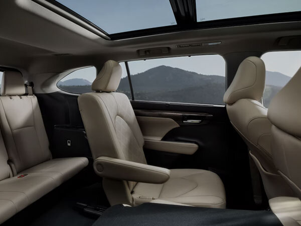 2022 Highlander Le Interior